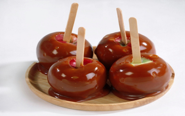 Yuk, Bikin Apel Lapis Karamel Lezat dengan Lima Tahap Ini!