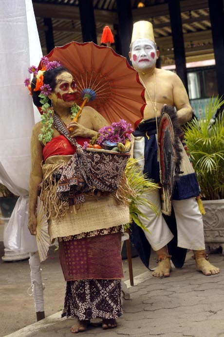 Bermake-up Tidak Lazim, Ini Aksi Manten Edan-edanan yang Pikat Tamu VVIP