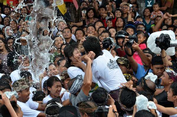 7 Tradisi Unik di Indonesia Favorit Anda