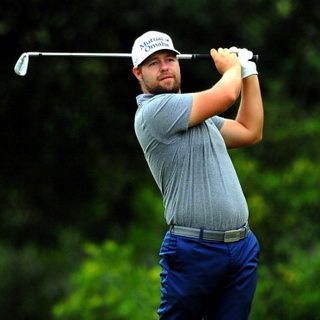 Moore Memimpin di Hari Pertama