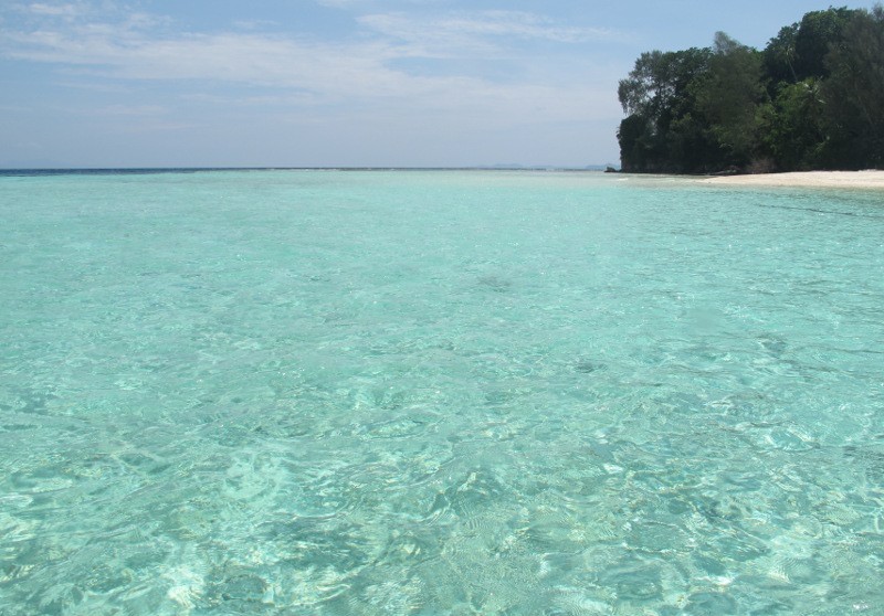 Air Laut di Pulau Yeben Raja Ampat, Bening Banget!