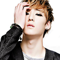 Gaya Kevin 'U-Kiss' Nge-Dance Lagu Girlband