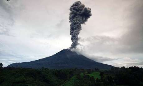Abu Letusan Gunung Sinabung Menyebar Hingga Aceh