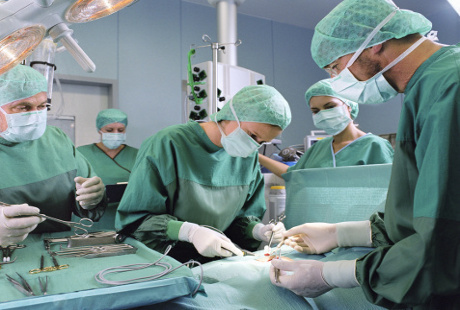 Dokter dalam Kondisi Darurat: Tangani Pasien atau Beri Penjelasan?