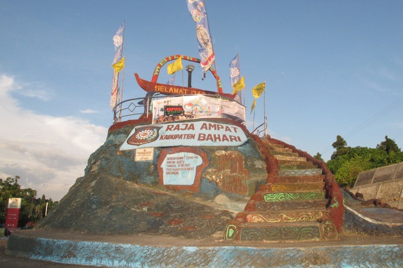 Sudah Sah ke Raja Ampat Kalau Foto di Tugu Ini