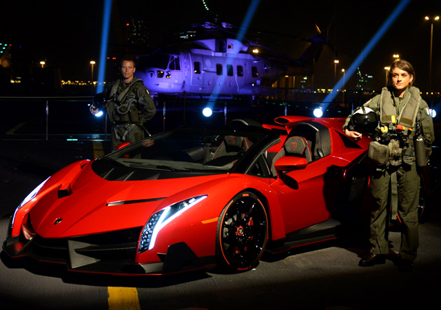 Mobil Termahal Dunia Mejeng di Kapal Induk