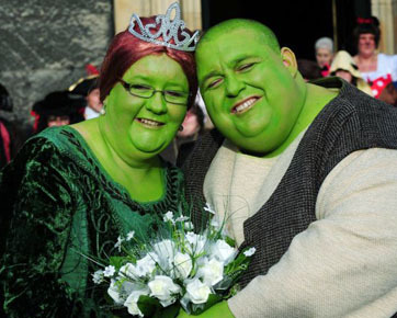 Cat Tubuh Jadi Hijau, Pasangan Ini Menikah ala Shrek dan Putri Fiona