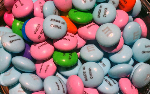 Bebas Mencetak Tulisan Apa Saja di Permen M&M's!