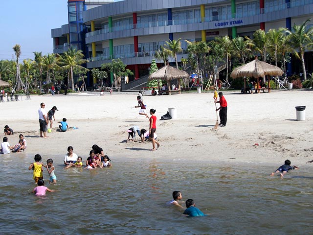 Bermain Pasir di Ancol Beach City