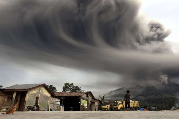 Abu Letusan Gunung Sinabung Kembali Sampai Medan