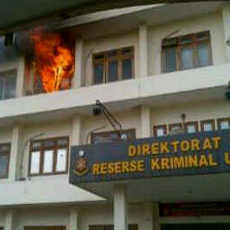 Gedung Polda Jatim Lantai Tiga Terbakar