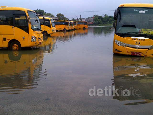 Pool Bus TransJ dan Bus Sekolah Terendam