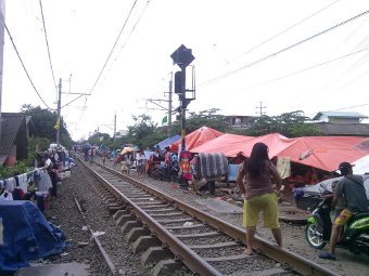 Banjir di Kedoya, Ribuan Warga Mengungsi di Rel Kereta Api Pasar Pesing