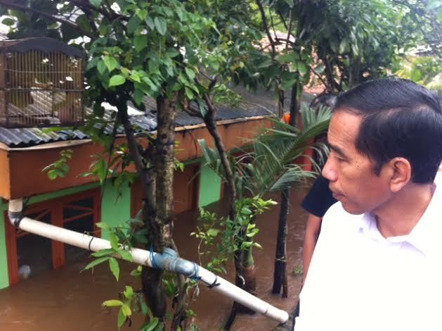 Jokowi Kunjungi 'Pulau' yang Dikepung Banjir Ciliwung di Condet