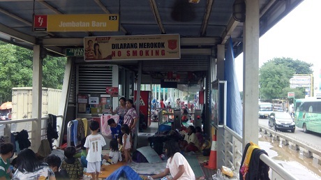 Warga Rawa Buaya Jakbar Mengungsi di Halte TransJ Jembatan Baru