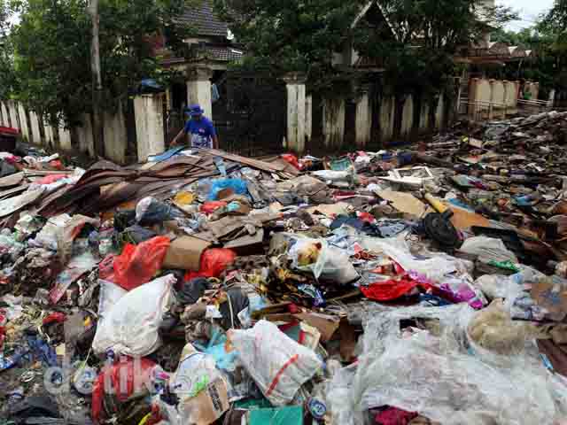 Pasca Banjir, Manado Jadi Lautan Sampah