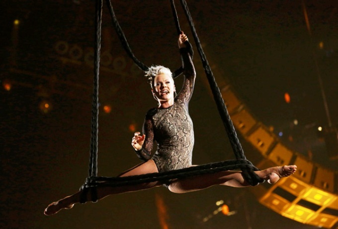 Hentak Panggung Grammy Awards, Pink Kembali Tampil Akrobatik di Udara Hentak Panggung Grammy Awards, Pink Kembali Tampil Akrobatik di Udara