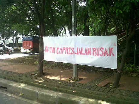 Disebut di Spanduk Capres Jalan Rusak, Jokowi: Kreatif