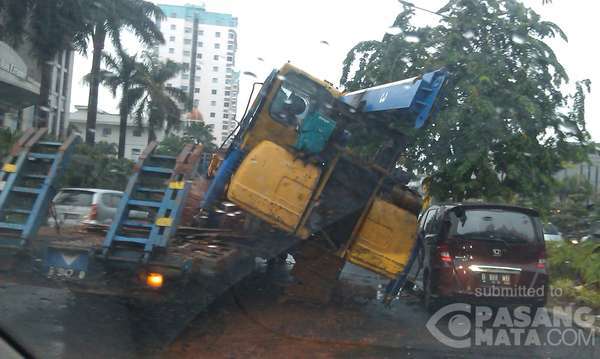 Muatan Excavator Terjatuh dari Truk di Sunter Jakut Muatan Excavator Terjatuh dari Truk di Sunter Jakut