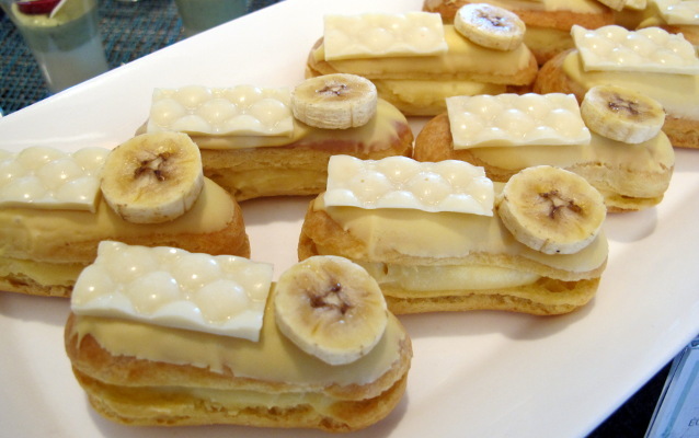 Eclair, Sus Panjang dari Prancis yang Lembut Legit