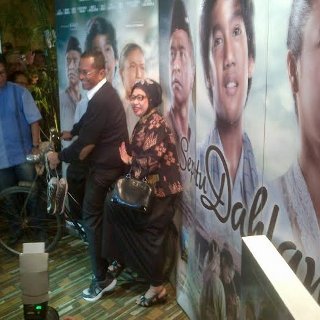 Bersama Istri, Dahlan Nonton Bareng Film Perdana 'Sepatu Dahlan'
