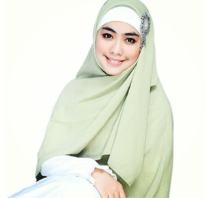 Hijab Style: Gaya Hijab Oki Setiana Dewi yang Simple dan Syar'i