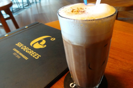 6 Degrees Coffee Drinkers: Sore Asyik Ditemani Cafe Mocha dan Battered Fish