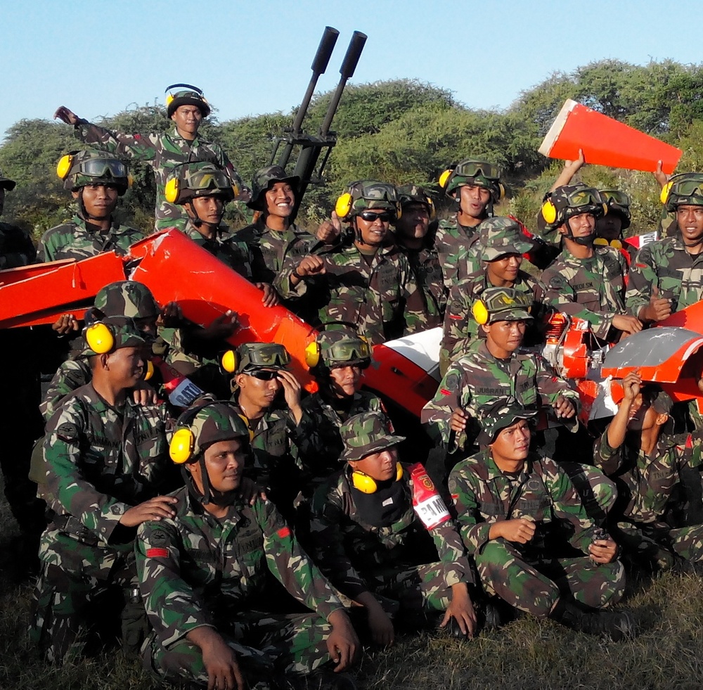 Serunya Melihat Keberhasilan Anggota TNI Menembak Sasaran dengan Meriam