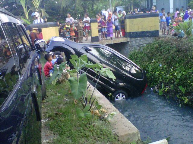 Pemilik Tak Hati-hati Saat Panasi Mesin, Mobil ini Nyemplung ke Kali di ... Pemilik Tak Hati-hati Saat Panasi Mesin, Mobil ini Nyemplung ke Kali di ...