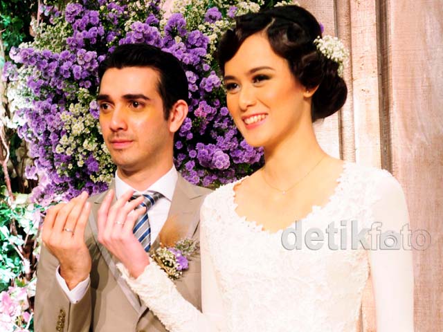 Foto-foto Pernikahan Fachri Albar dan Renata Kusmanto