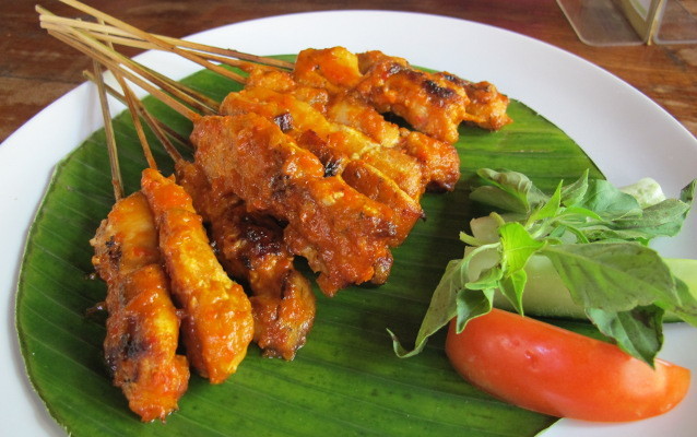 Warung Meme Sari: Wah! Di Sini Ada Sate Setan, Sate Ikan Tompek yang ...