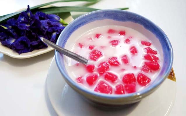 Ayo, Bikin Es Delima Merah yang Dingin Segar untuk Berbuka!