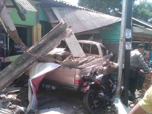 Senggolan dengan Angkot, Pikap Tabrak Motor dan Warung Soto di Bogor Senggolan dengan Angkot, Pikap Tabrak Motor dan Warung Soto di Bogor
