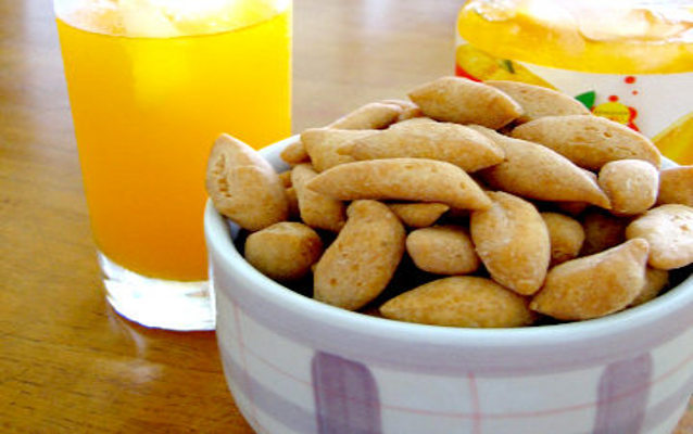 Kriuk! Garing Manis Akar Kelapa dan Kue Puntir Khas Indonesia