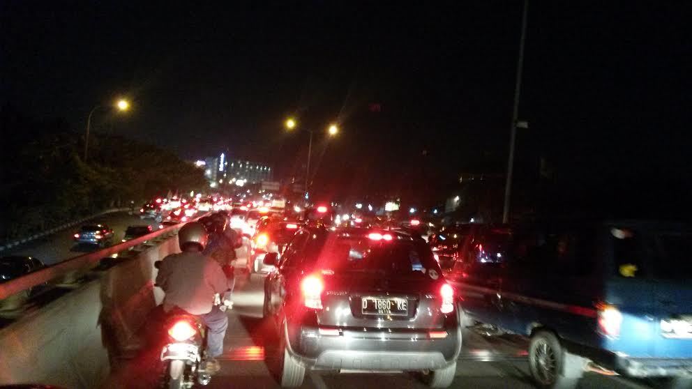 Mobil Antre Premium di SPBU Pasteur Sebelum Masuk Tol, Macet Hingga ...