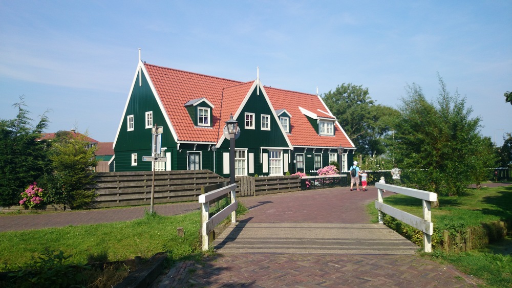 Cantiknya Rumah Hijau di Volendam, Belanda Ini