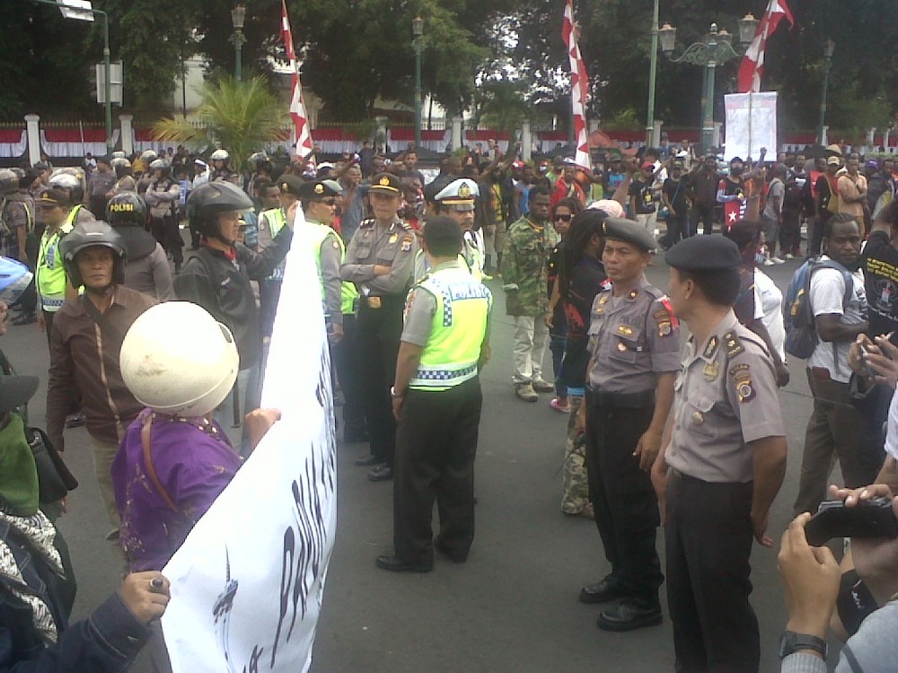Mahasiswa Papua di Yogya Demo Tuntut Kemerdekaan, Warga Aksi 'Papua = NKRI'