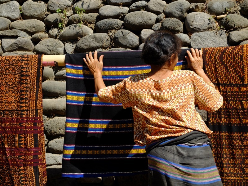 Tenun Ikat Flores Mahal? Lihat Dulu Cara Bikinnya