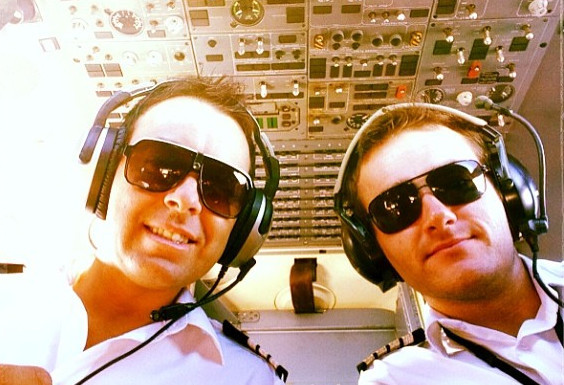 Setelah Tren Selfie Pramugari Cantik, Kini Ada Pilot Keren