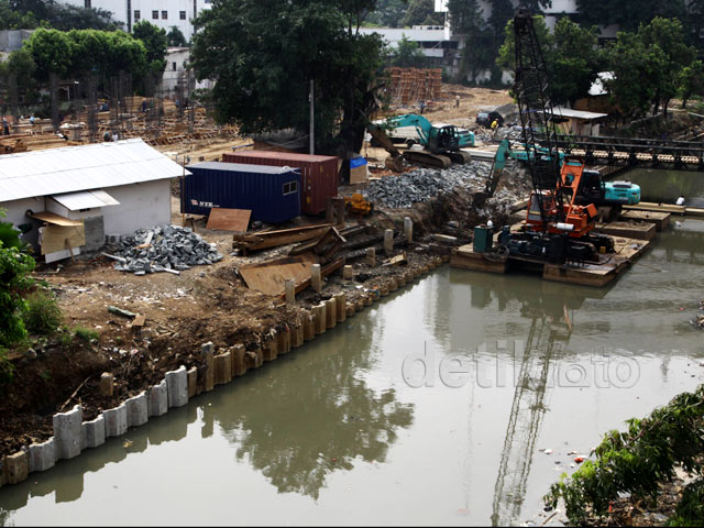 Pemasangan Turap di Belakang RSPAD Rampung