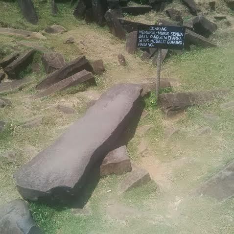 Mencoba Batuan Andesit yang Bisa Bunyi bak Alat Musik di Gunung Padang