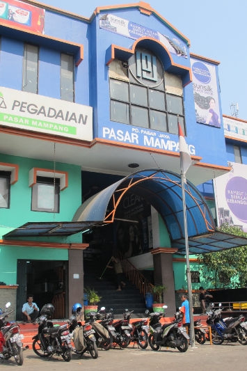 Dikepung Gedung dan Supermarket, Pasar Mampang Kini Sepi