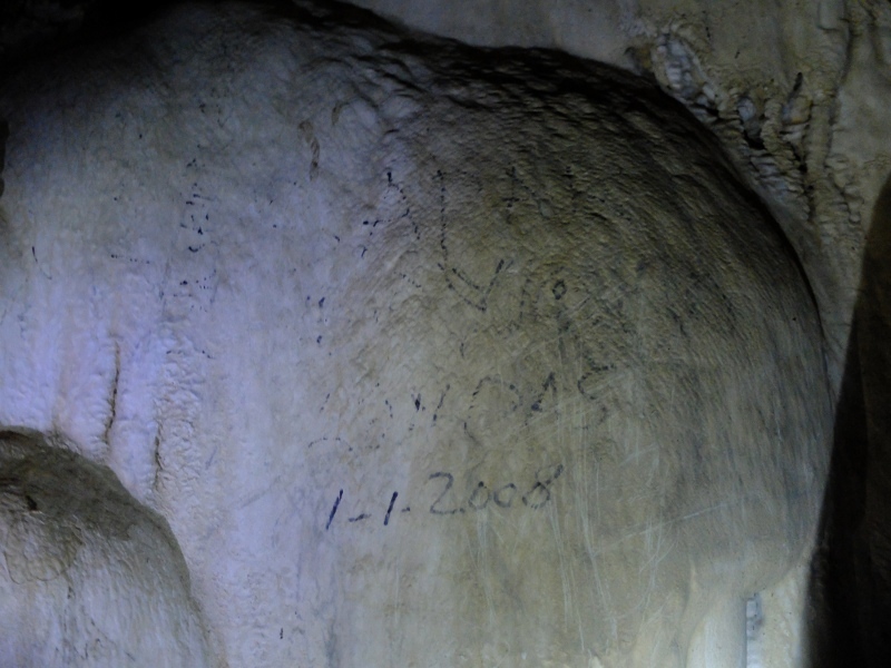 Duh! Ada Vandalisme di Dinding Goa Batu Cermin