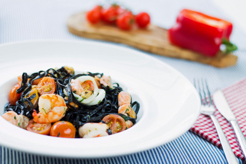 Abu Merang dan Arang, Pewarna Hitam Alami yang Menyehatkan