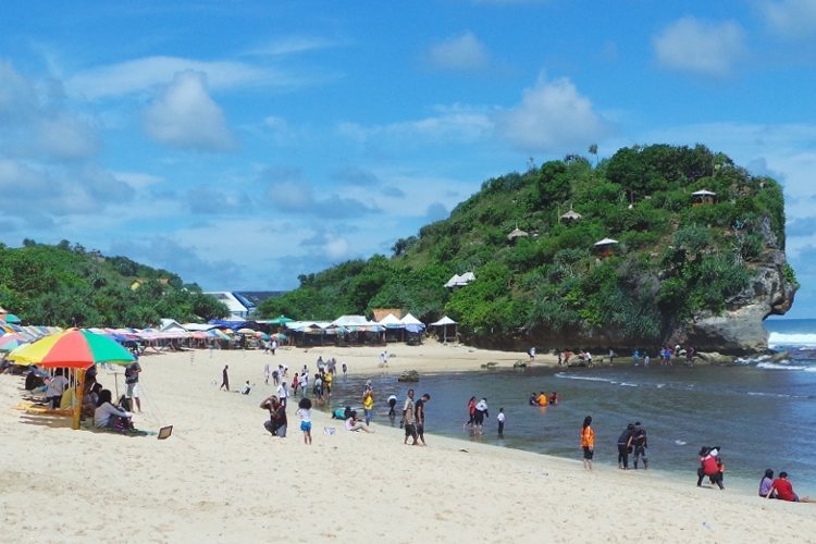 5 Tips Mengunjungi Pantai Unik Indonesia