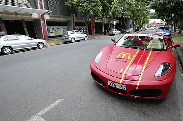 McDonald's di Melbourne Gunakan Lamborghini dan Ferrari untuk Pesanan ...