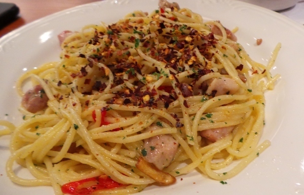 Makan Malam Praktis Sederhana, Spaghetti Aglio Olio yang Gurih Pedas Makan Malam Praktis Sederhana, Spaghetti Aglio Olio yang Gurih Pedas