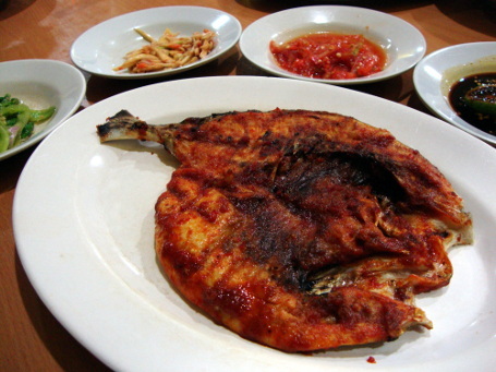 Kedai Mancing: Aduh, Sedapnya Ikan Kuwe Bakar Sambal Mangga Gaya Makassar!