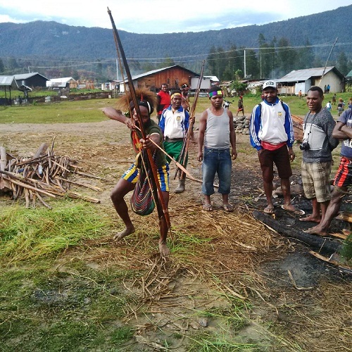 Ketika Suku Damal di Papua Bergaya dengan Busur dan Panahnya