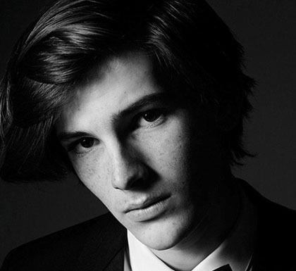 Foto: Tampannya Dylan, Anak Pierce Brosnan yang Debut Jadi Model